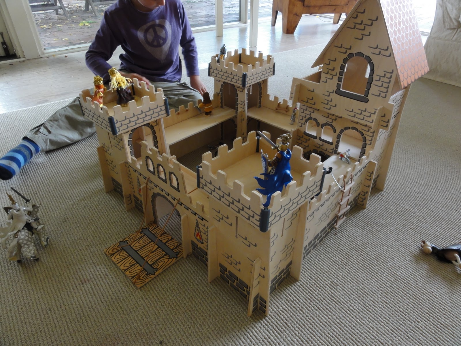 castle1.JPG (1600×1200) | Wooden castle, Model castle, Toy castle