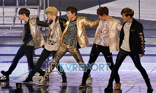 SHINee Wins and Looks Incredible at the 22nd Seoul Music Awards