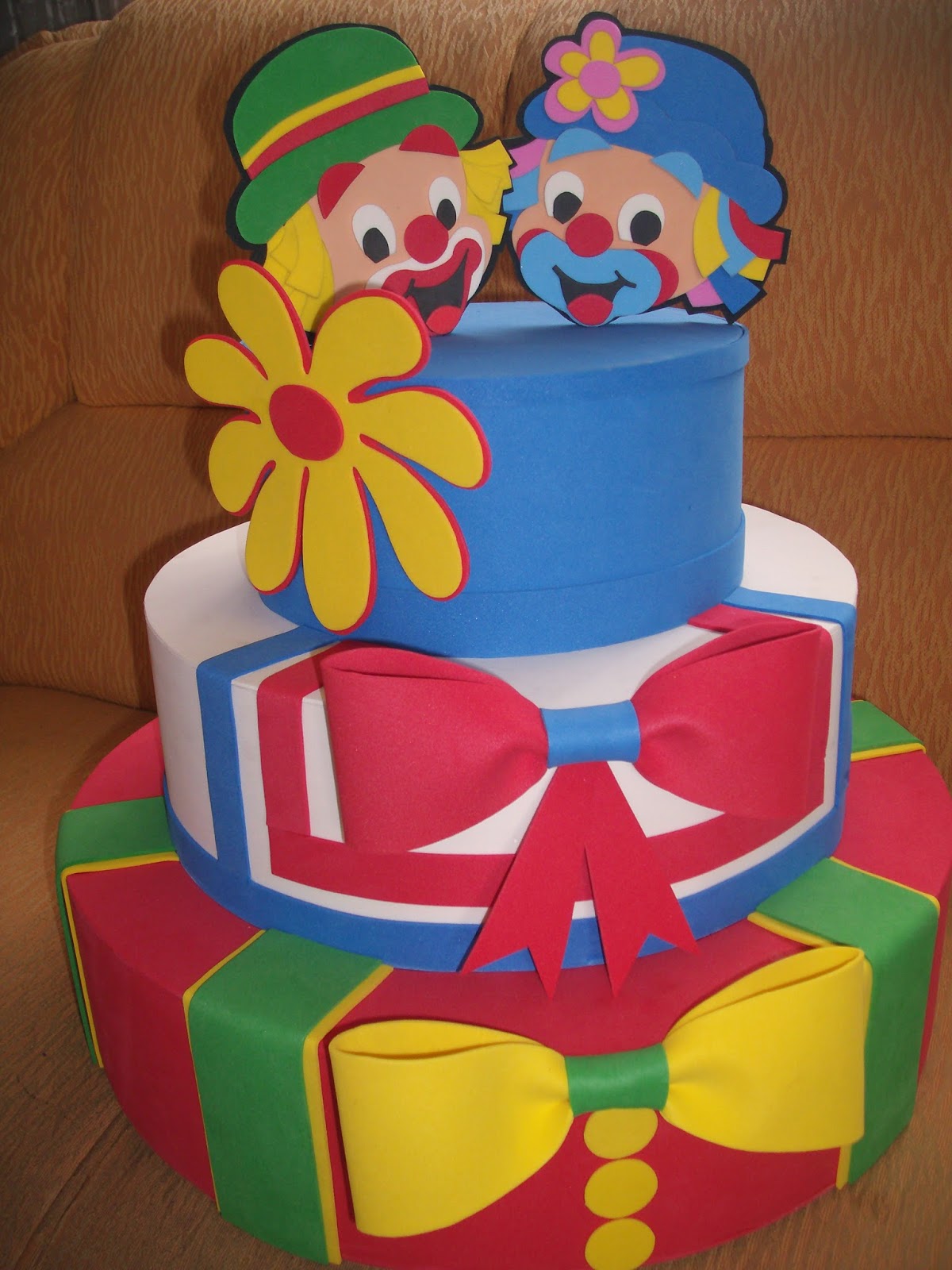 ELI ARTE EM E.V.A: BOLO FALSO PATATI PATATÁ