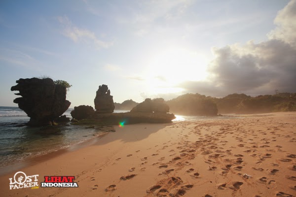 Perpustakaan Gedheg di tepian Pantai Kondang Merak, Lihat Indonesia ...
