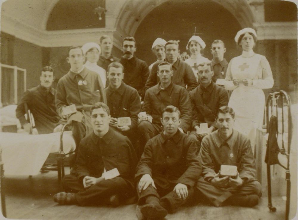 The Queen of Crime: 18 Rare Photos of a Young Agatha Christie at the ...