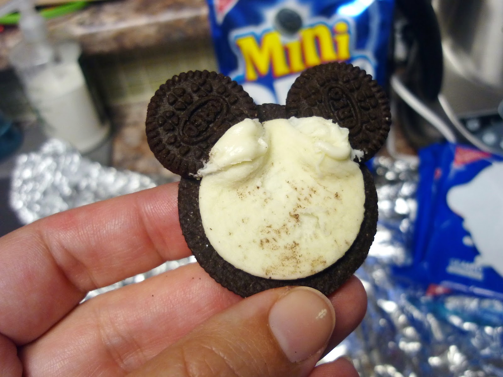 The Handy Dandy Helper: DIY Minnie Mouse Oreo Pops