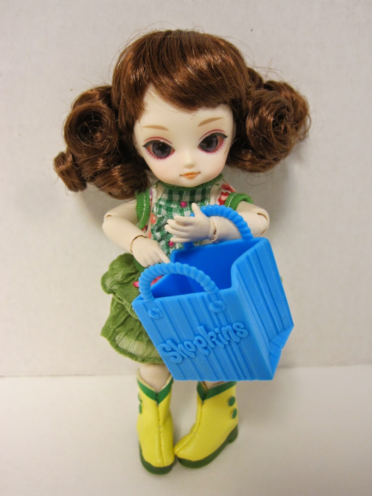 Never Grow Up: A Mom's Guide to Dolls and More: Shopkins Review