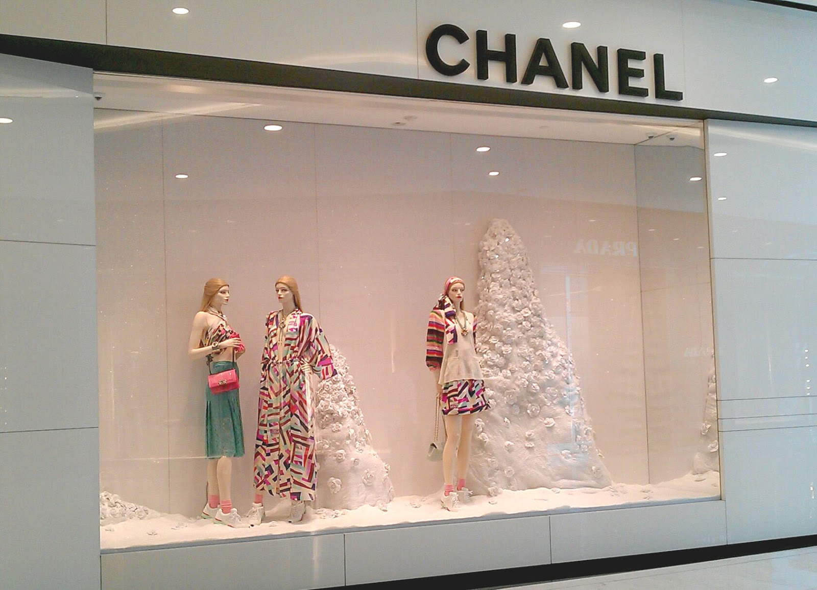 CHANEL Holiday windows, EmQuartier