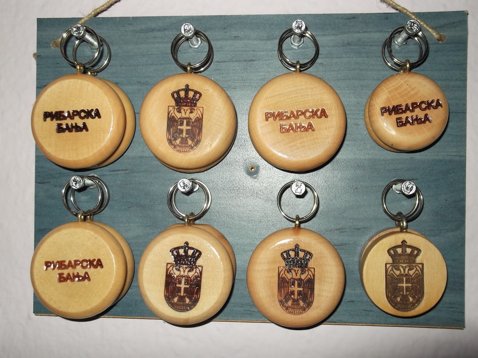 SUVENIRNICA JEZ: DRVENI PRIVESCI SA NATPISOM I SLIKOM PO ZELJI KUPCA