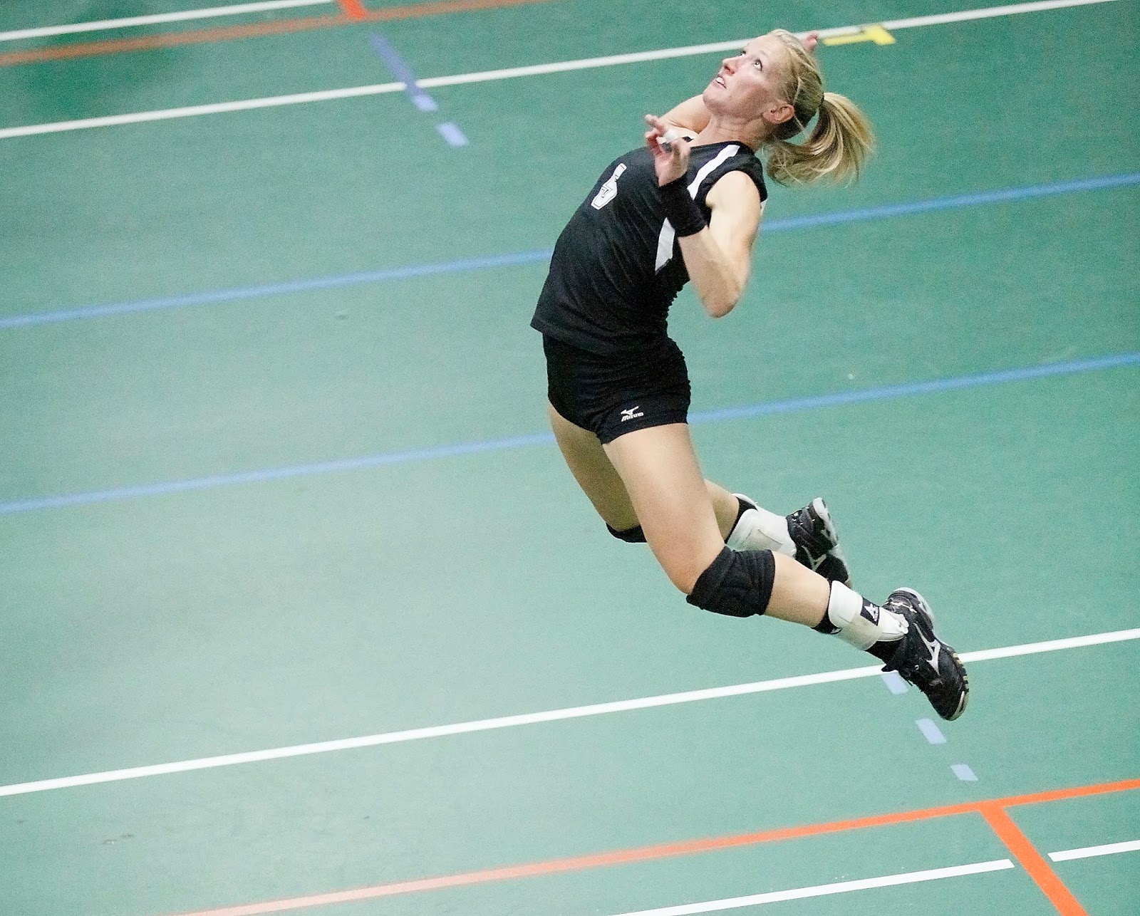 Adventures in Sports Photography: Sports Photography - Volleyball
