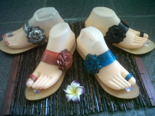 GRIYA SANDAL: SANDAL KULIT ULAR MOTIV BUNGA