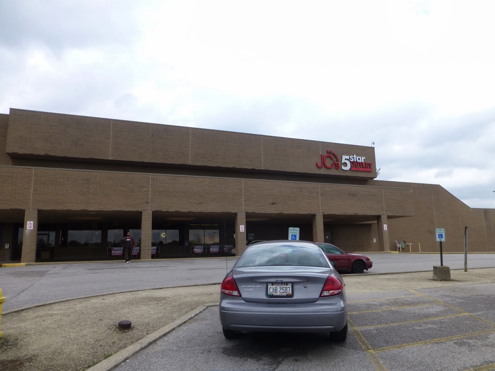 Dead and Dying retail: Rolling Acres Mall in Akron, Ohio