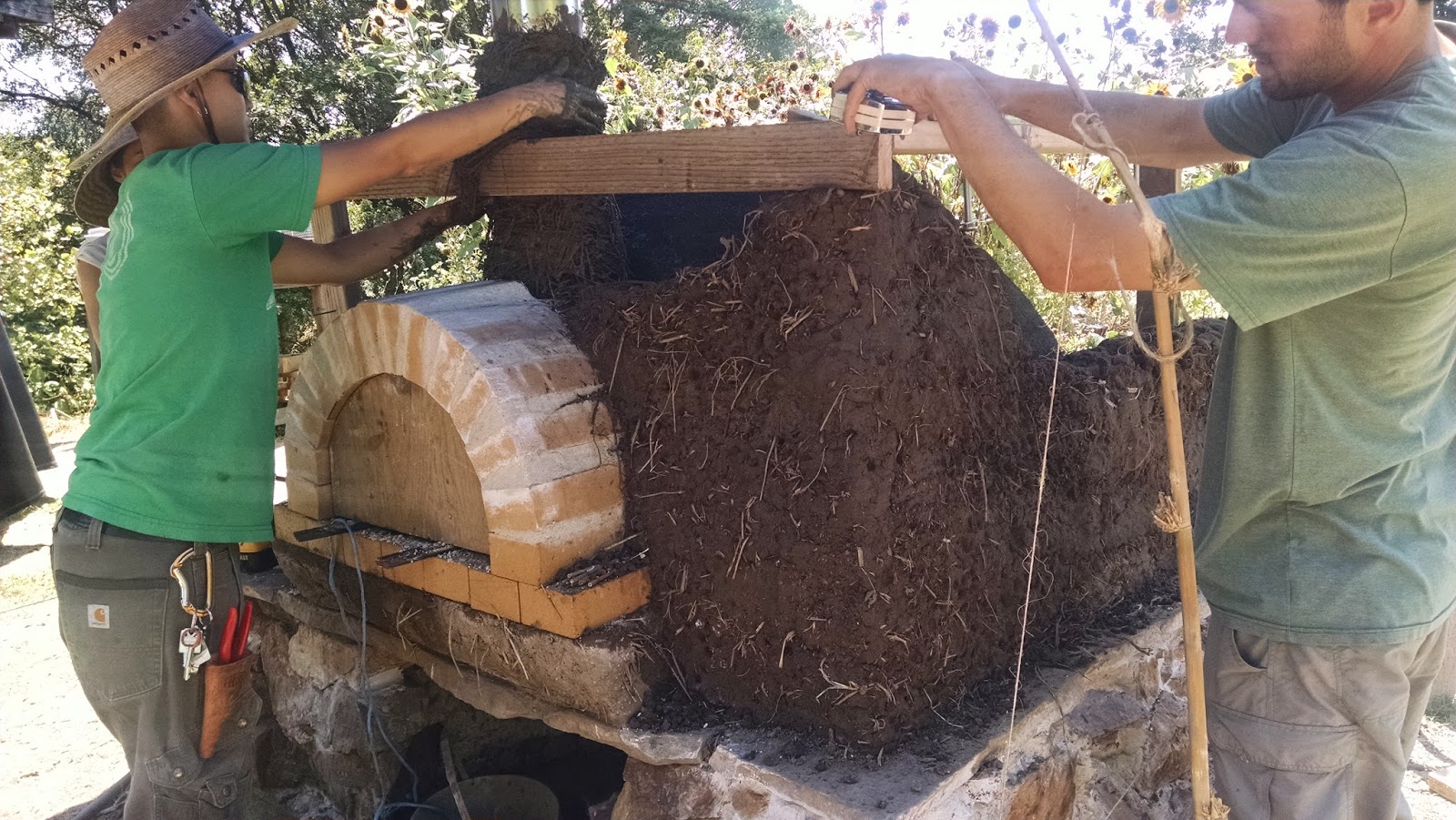 100 MILE HOUSE: Cob oven complete process (photos)