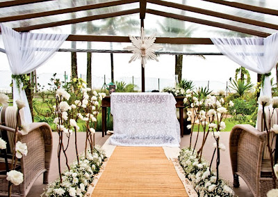 DONA MOCINHA DO BRASIL: DIVINO ESPÍRITO SANTO NO ALTAR