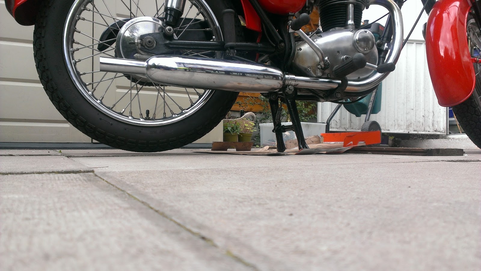 BSA C15: New centre stand + wheel alignment