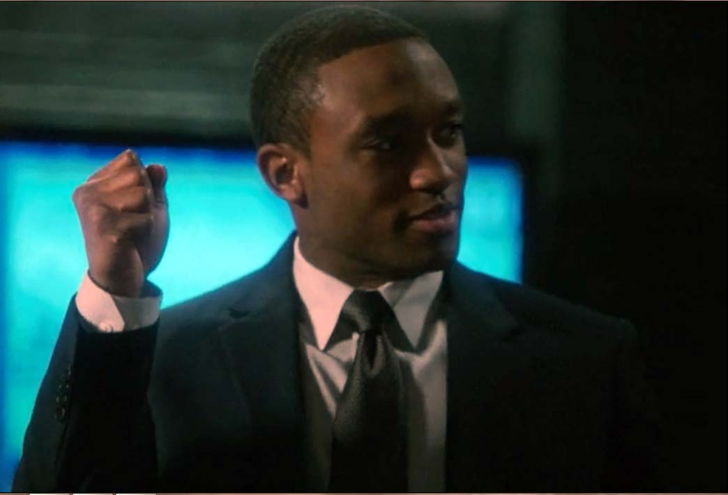 LEE THOMPSON YOUNG: Lee Thompson Young and his misterious arm!
