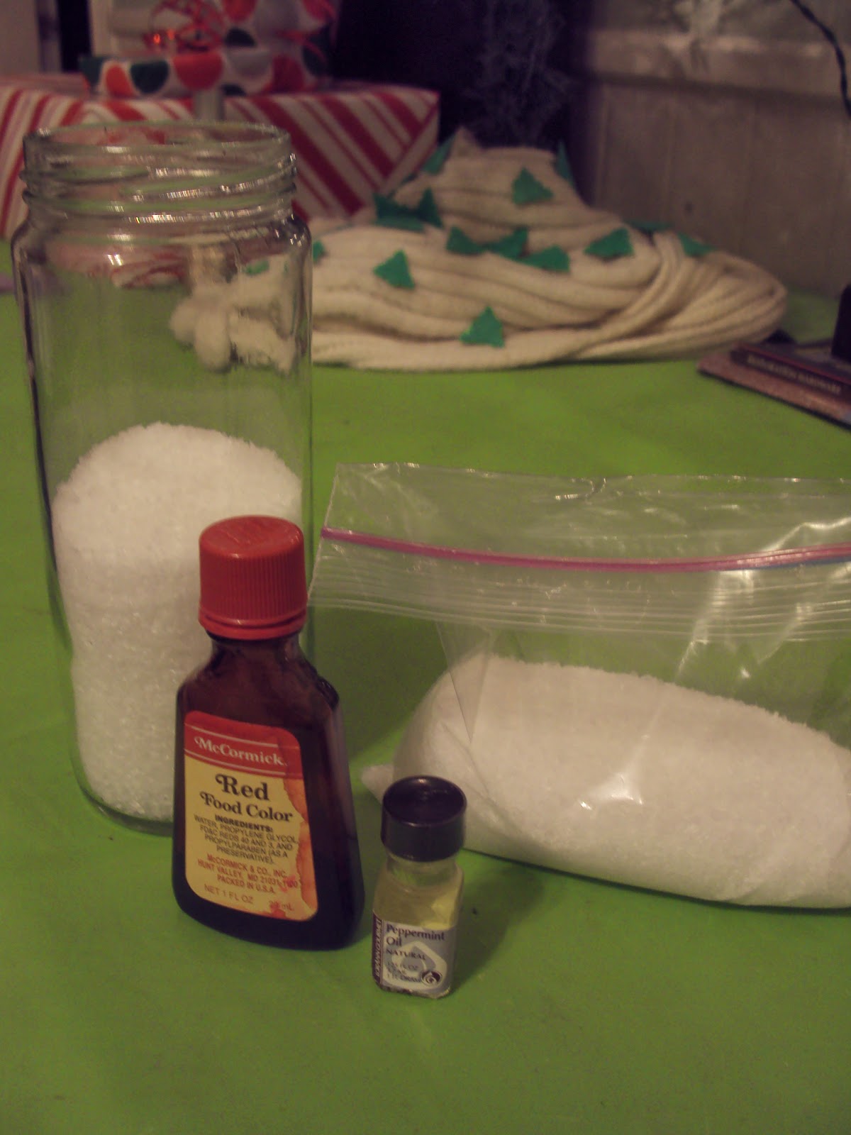 First Comes Baby...: Nana Poo's Xmas gift - Homemade Candy Cane Bath Salts!