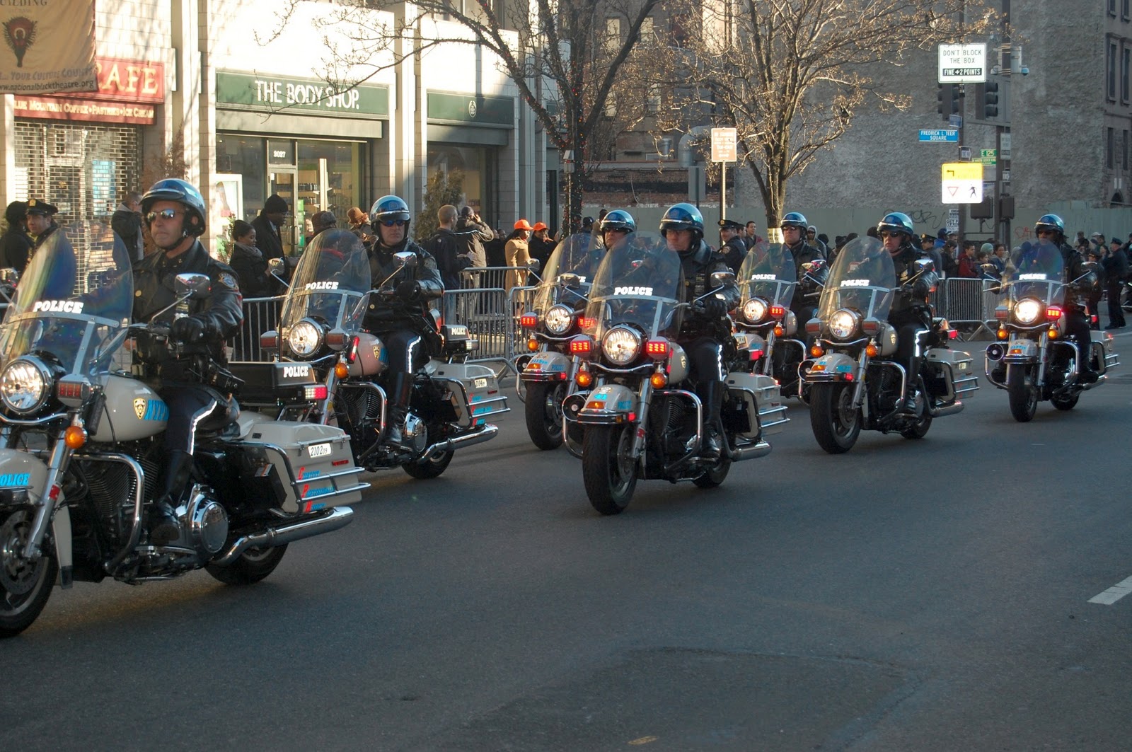 H A R L E M + B E S P O K E: ☞ SEE: The Presidential Motorcade in Harlem