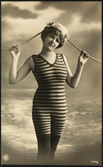 Interesting Vintage Studio Photos That Show Women's Swimsuit Fashion in ...