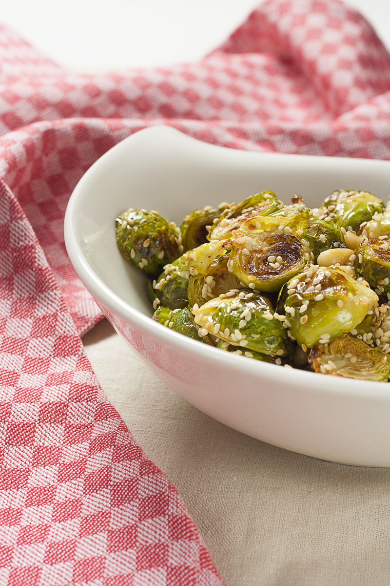 Pečeni prokelj sa susamom i pinjolima | Na tanjiru