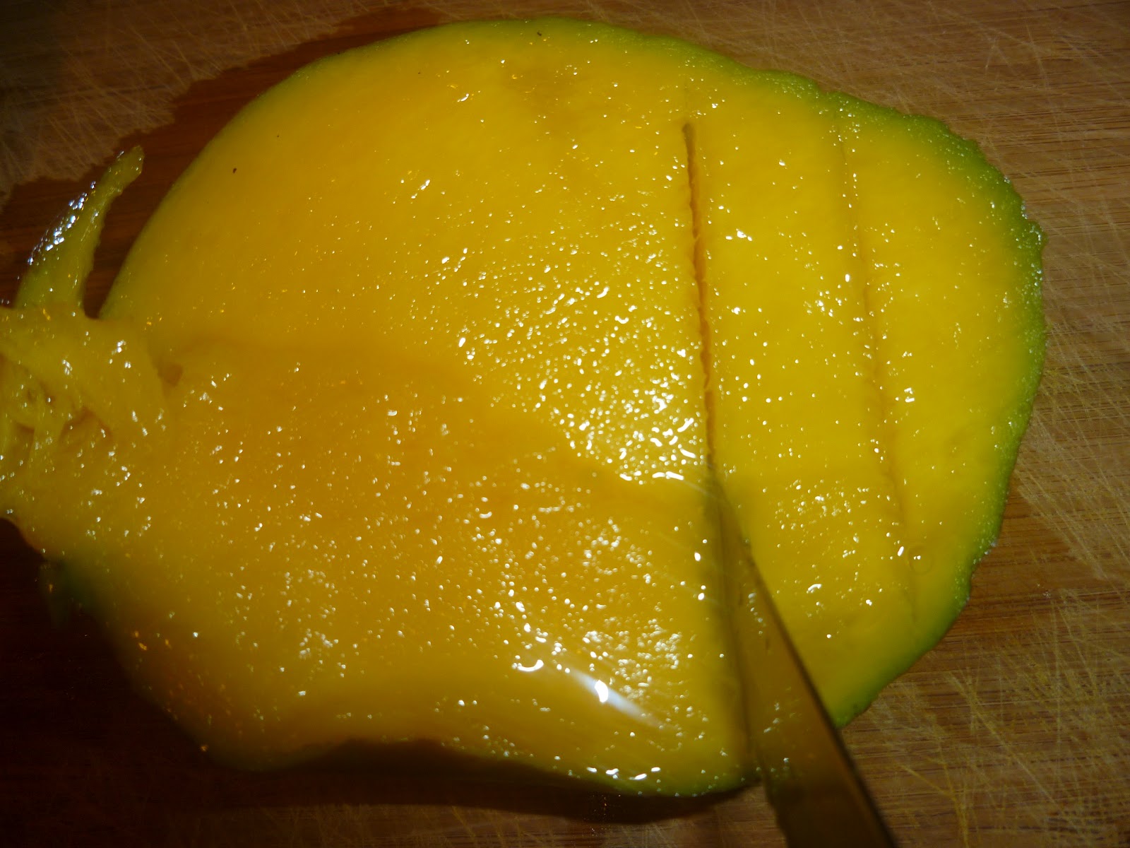 MOM'S QUICK TIP OF THE WEEK - HOW TO CUT UP A MANGO - Mama to 6 Blessings