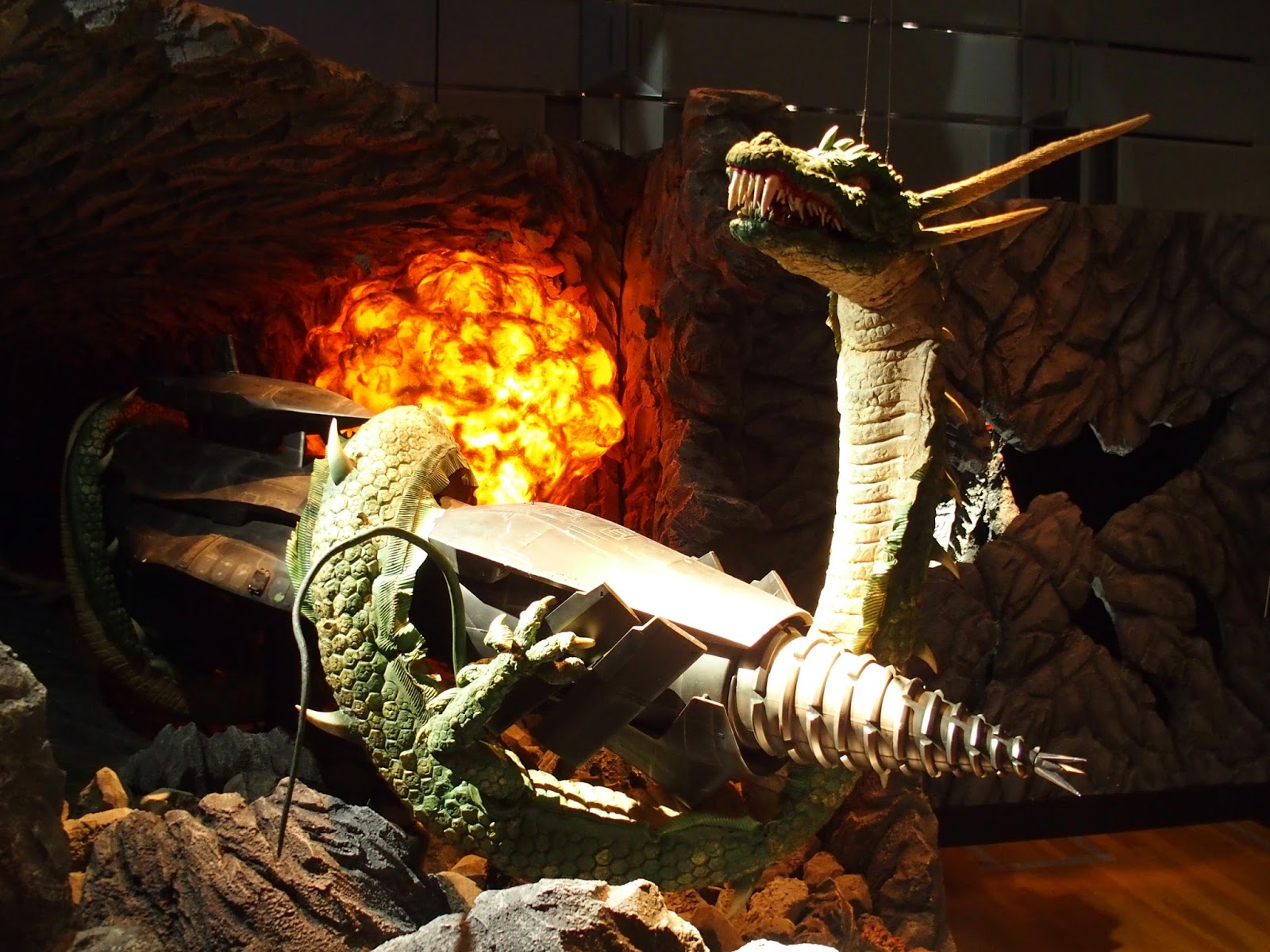 Sidelong Glances of a Pigeon Kicker: GODZILLA TOKUSATSU IN YOKOHAMA ...