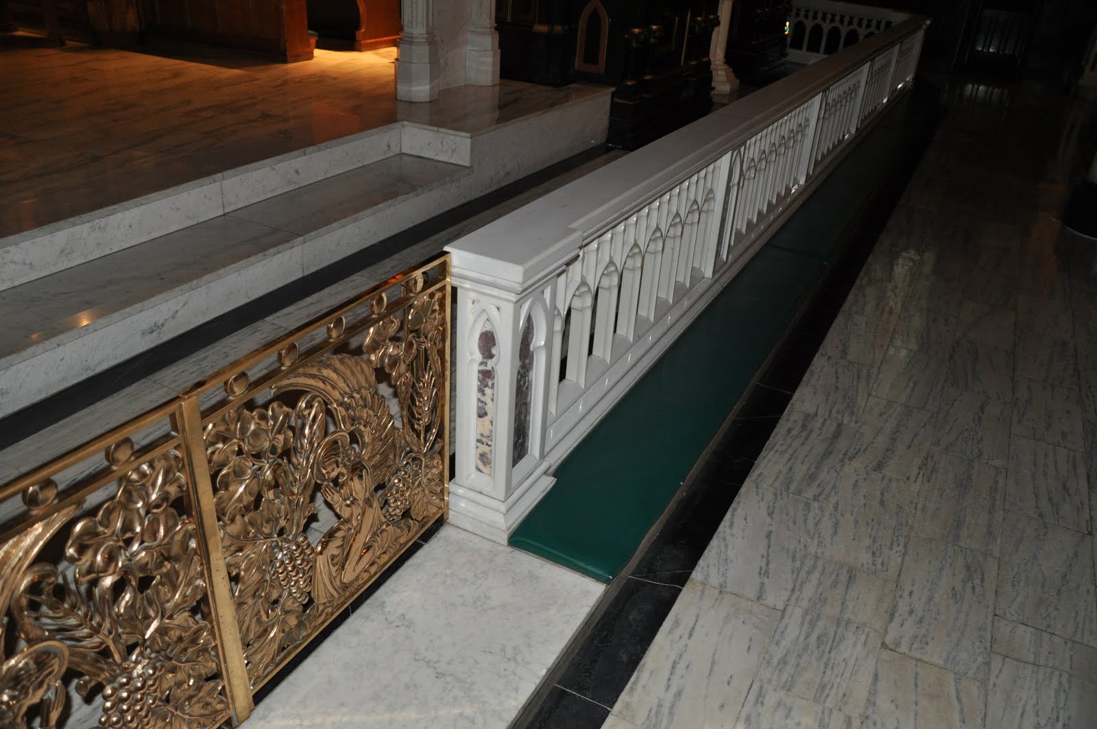 Orbis Catholicus Secundus: The Way It's Done: Pad/Cushion on Communion Rail