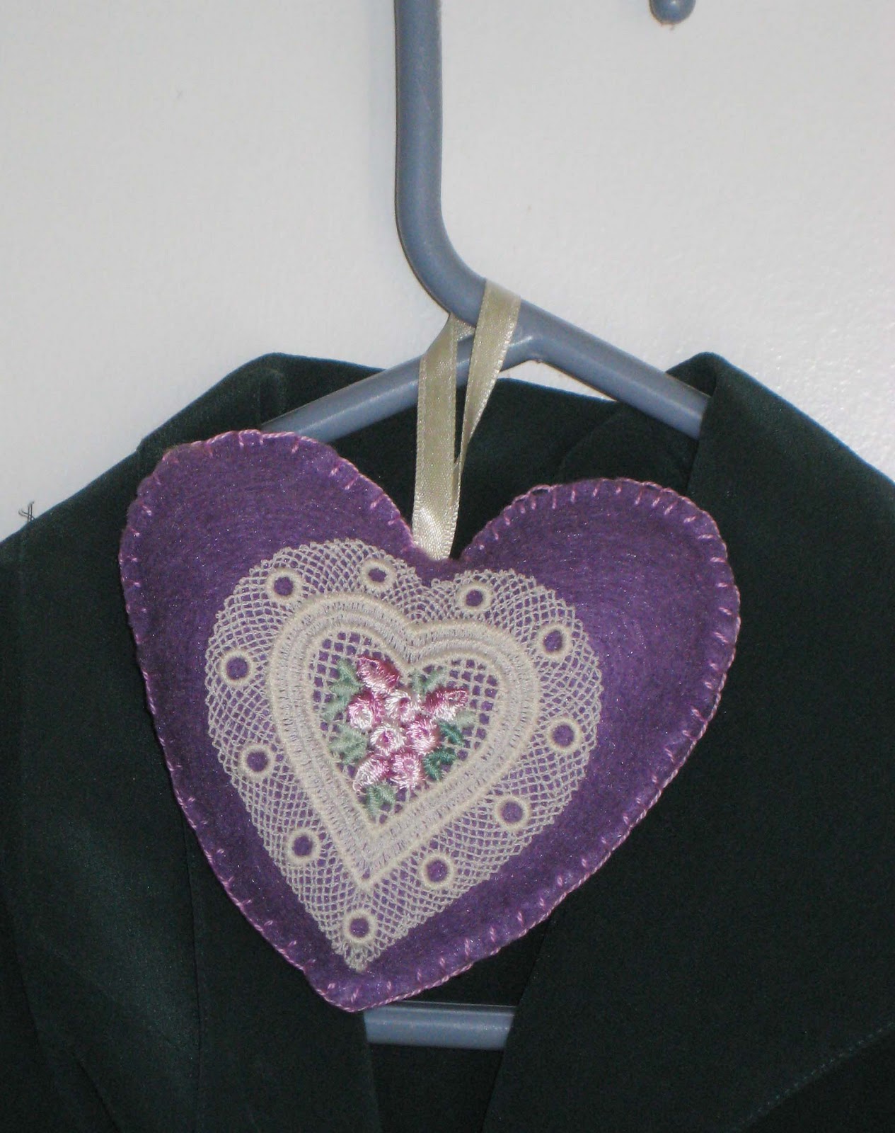 Killer Crafts & Crafty Killers: CRAFTS WITH ANASTASIA-- HEART SACHET