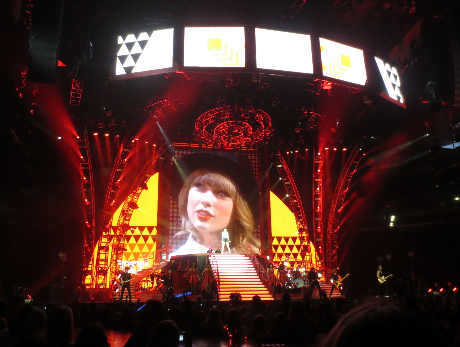 Overlap: TAYLOR SWIFT RED CONCERT
