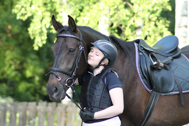 Kavionjälkiä Sydämessä: Ratsastusonnettomuus ja murtuma kaularankaan