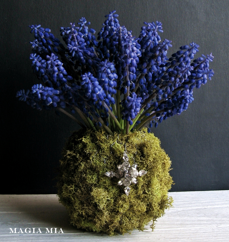 Magia Mia: Chicken Wire, Moss, & Glass Globe Vases