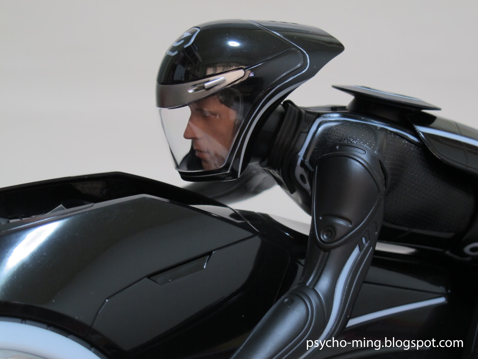 Psycho Ming: Hot Toys Tron: Legacy Sam Flynn Light Cycle