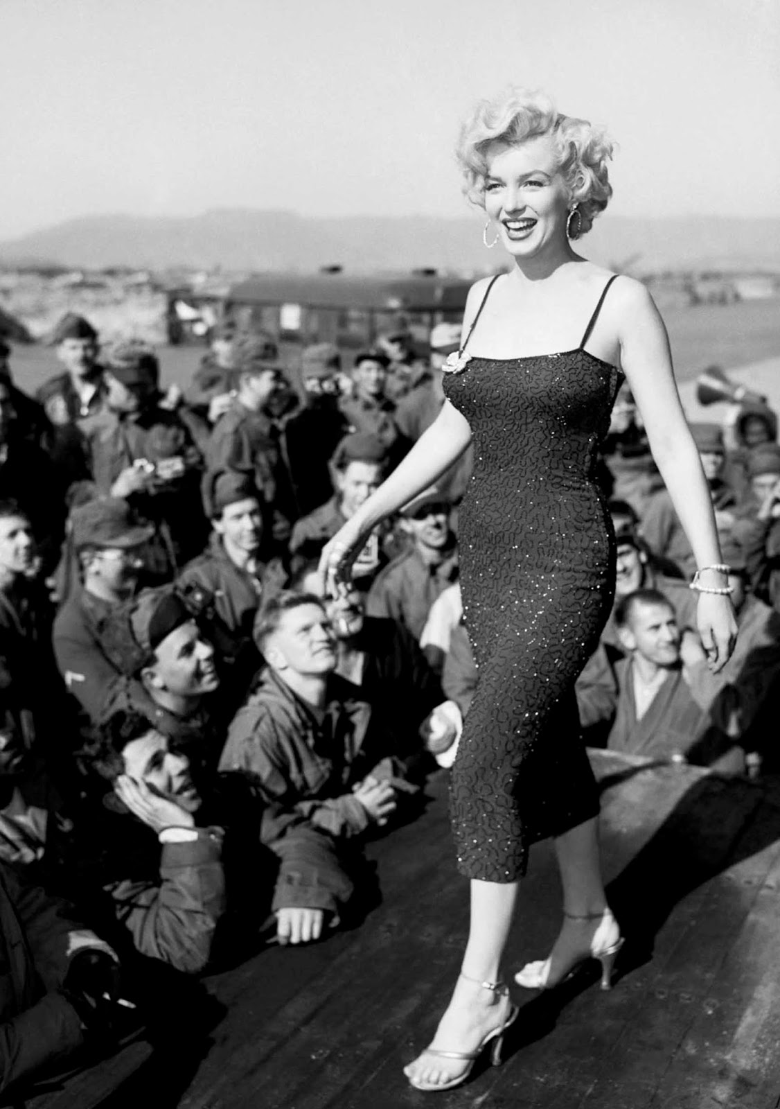 Fascinating Photographs of Marilyn Monroe Performing for the Thousands ...