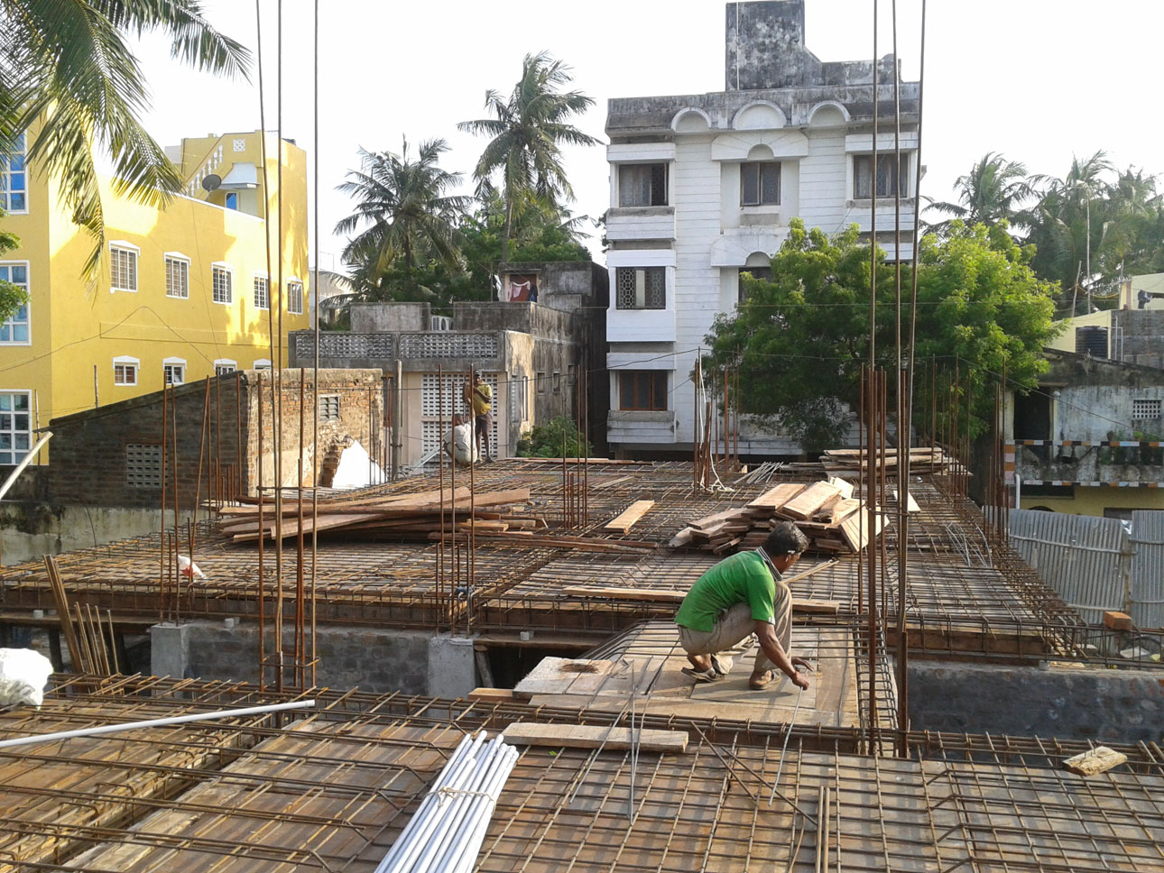 Protection Apartments: 22/11 fixing of steel rods for the roof and ...
