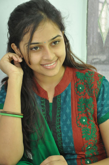 PiczGallerys: Sri Divya Latest Cute Stills Photos