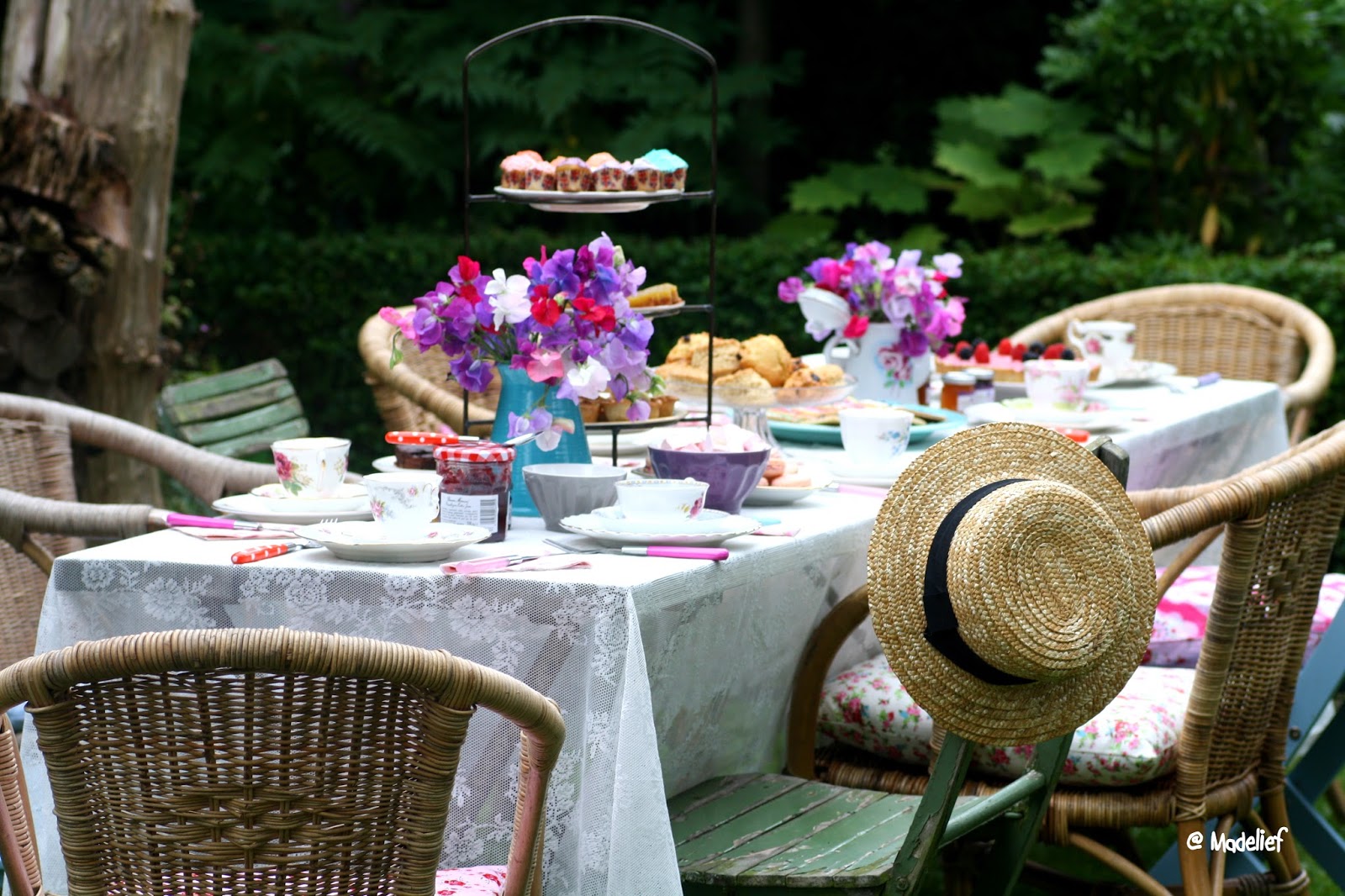 Madelief: Vintage tea in the garden