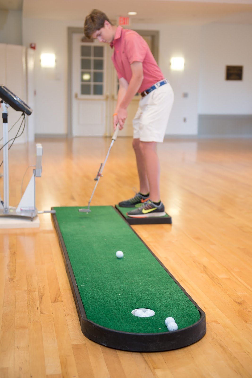 Woodberry Forest Golf: Pro helps fall golfers with putting technique