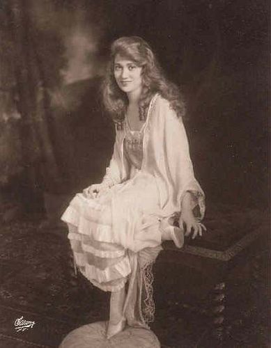 Noir and Chick Flicks: The Heavenly Body (1944).