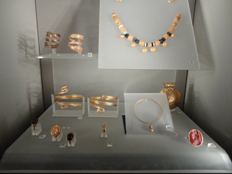 Guide of Rome: A Roman mummy and her jewels.