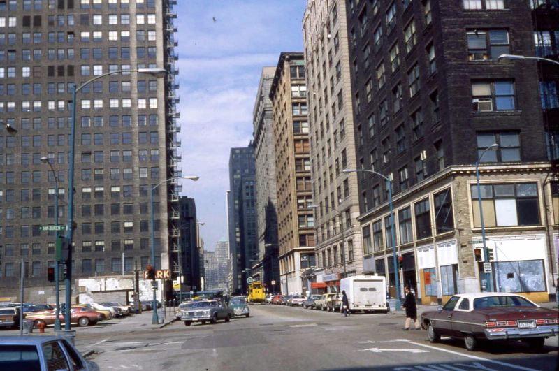 56 Fascinating Photos That Capture Street Scenes of Chicago in the ...