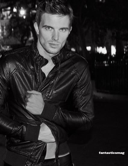 Menilike: Derrick Hayes