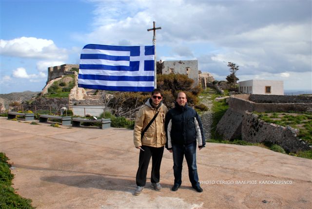 ΤΣΙΡΙΓΟ FM: Η ΕΛΛΗΝΙΚΗ ΣΗΜΑΙΑ ΚΥΜΜΑΤΙΖΕΙ ΑΓΕΡΩΧΑ ΚΑΙ ΠΑΛΙ ΣΤΟ ΚΑΣΤΡΟ ...