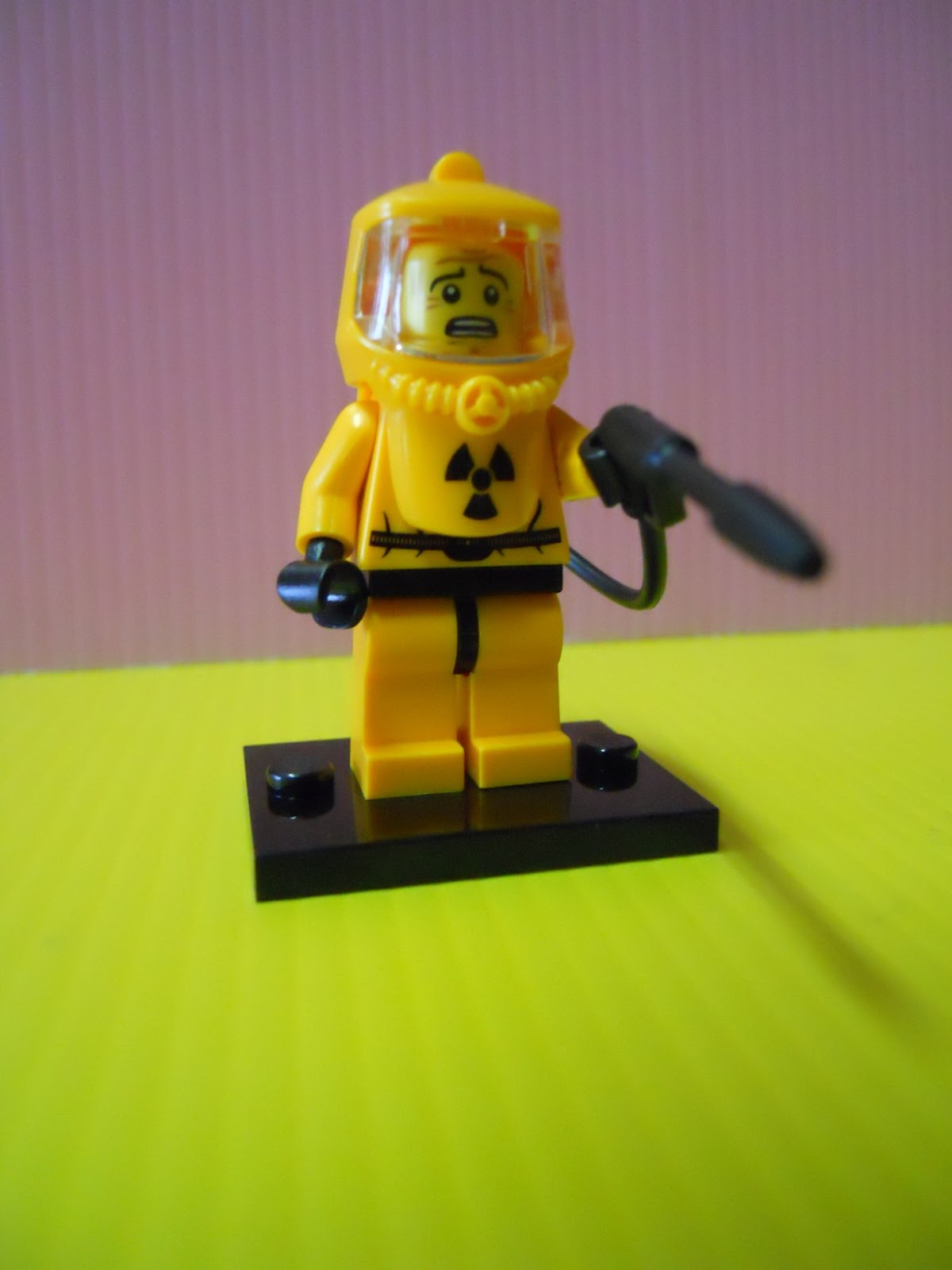 Dexters Diecasts (DexDC): LEGO Minifigure Series 4 ~ HAZMAT Guy