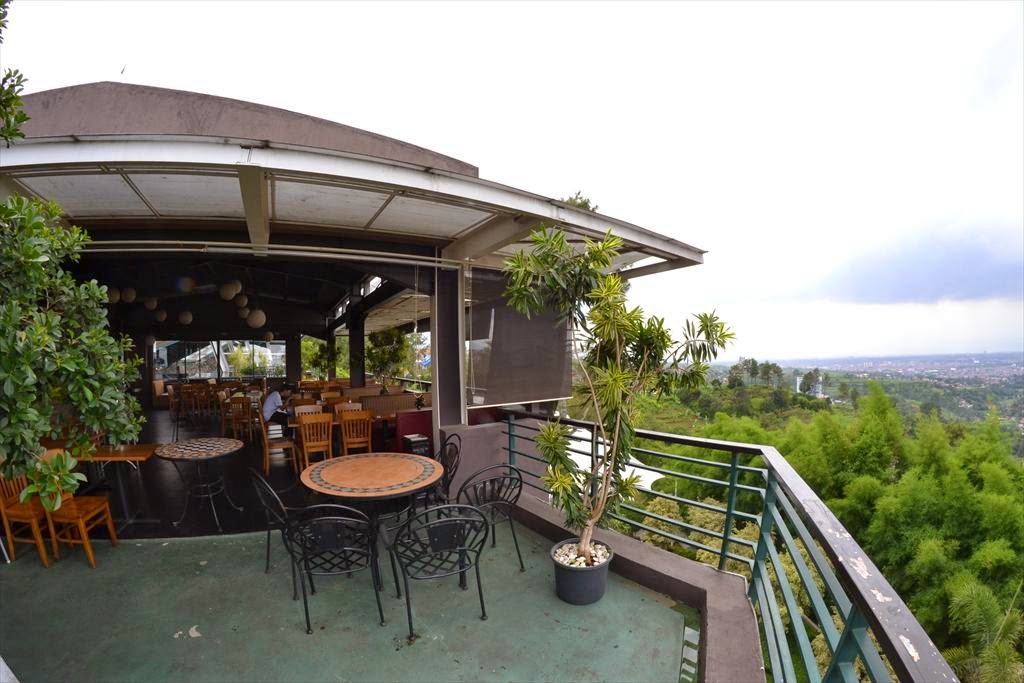 Nongkrong Asik di Cafe Cocorico Dago Bandung | Garasi Kuliner