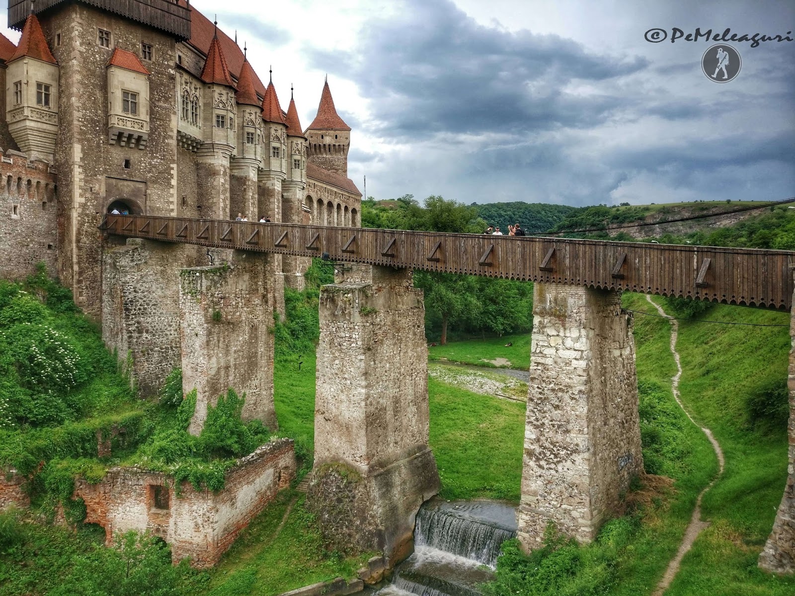 Atracții turistice în Hunedoara: Castelul Hunedoarei, numit și Castelul ...