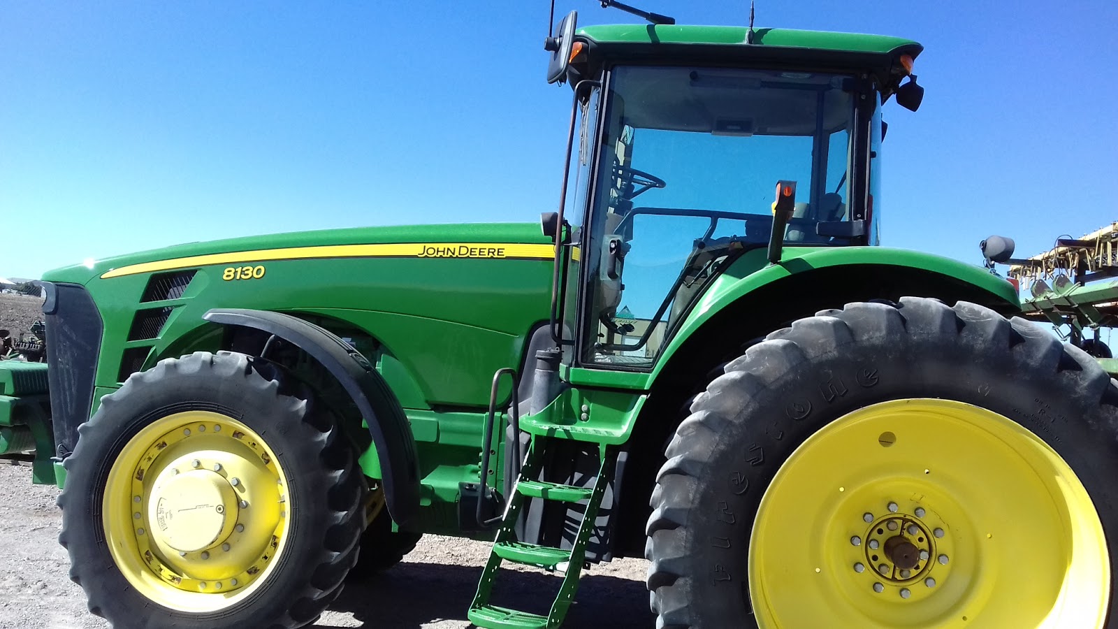 MAQUINARIA AGRICOLA INDUSTRIAL: Vendo Tractor John Deere 8130
