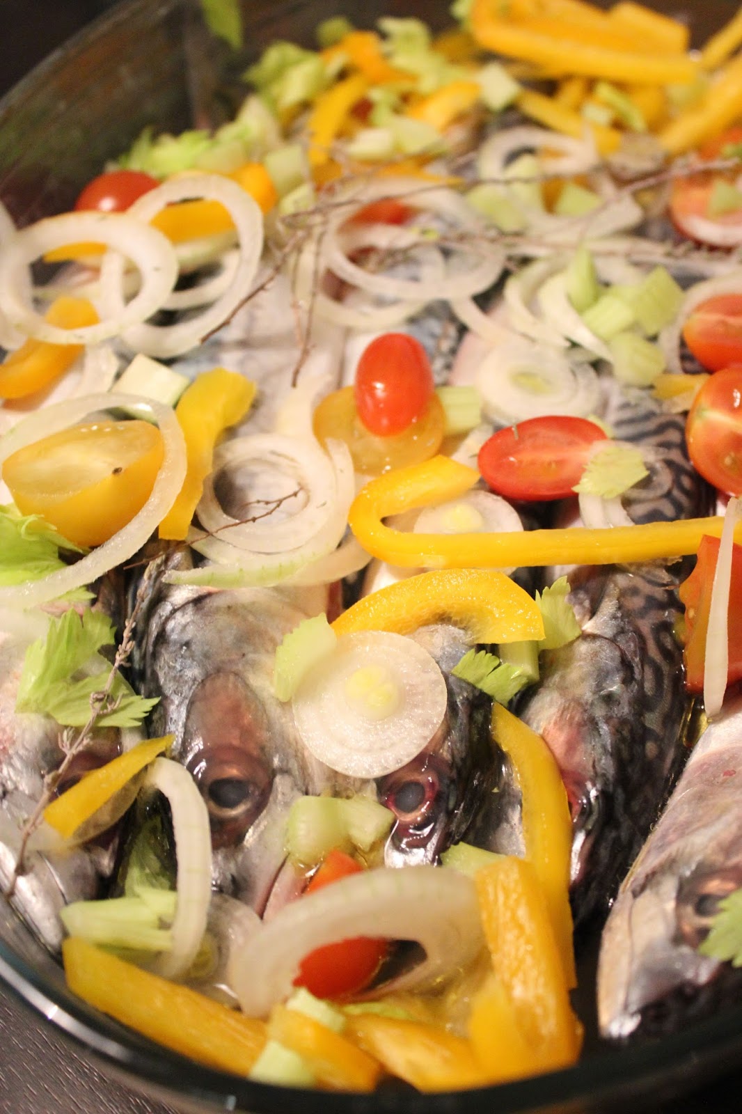 Maquereaux au four au vin blanc et petits légumes