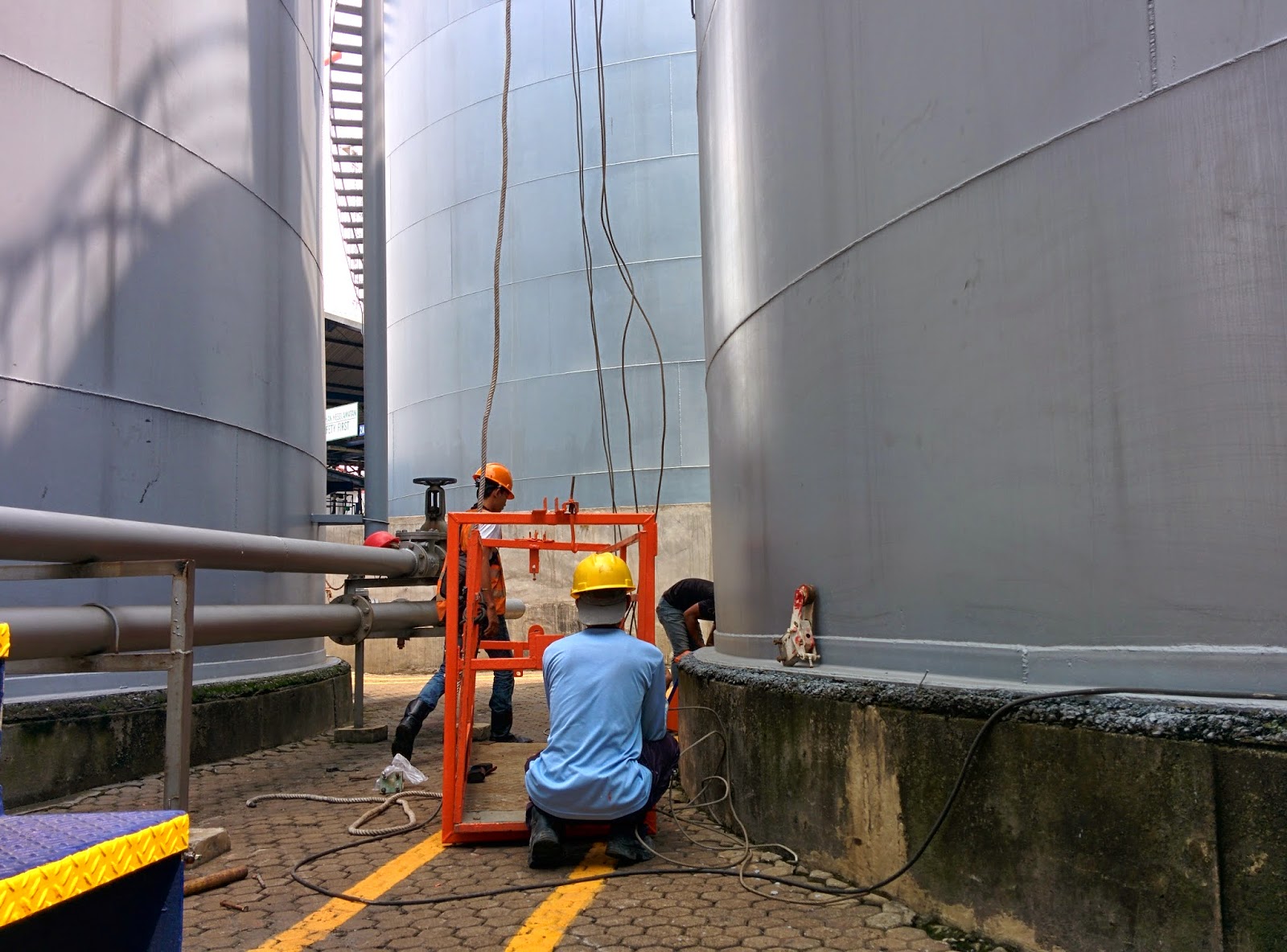 -- PT DUA PERKASA --: Gondola Tangki AKR Corp Tbk