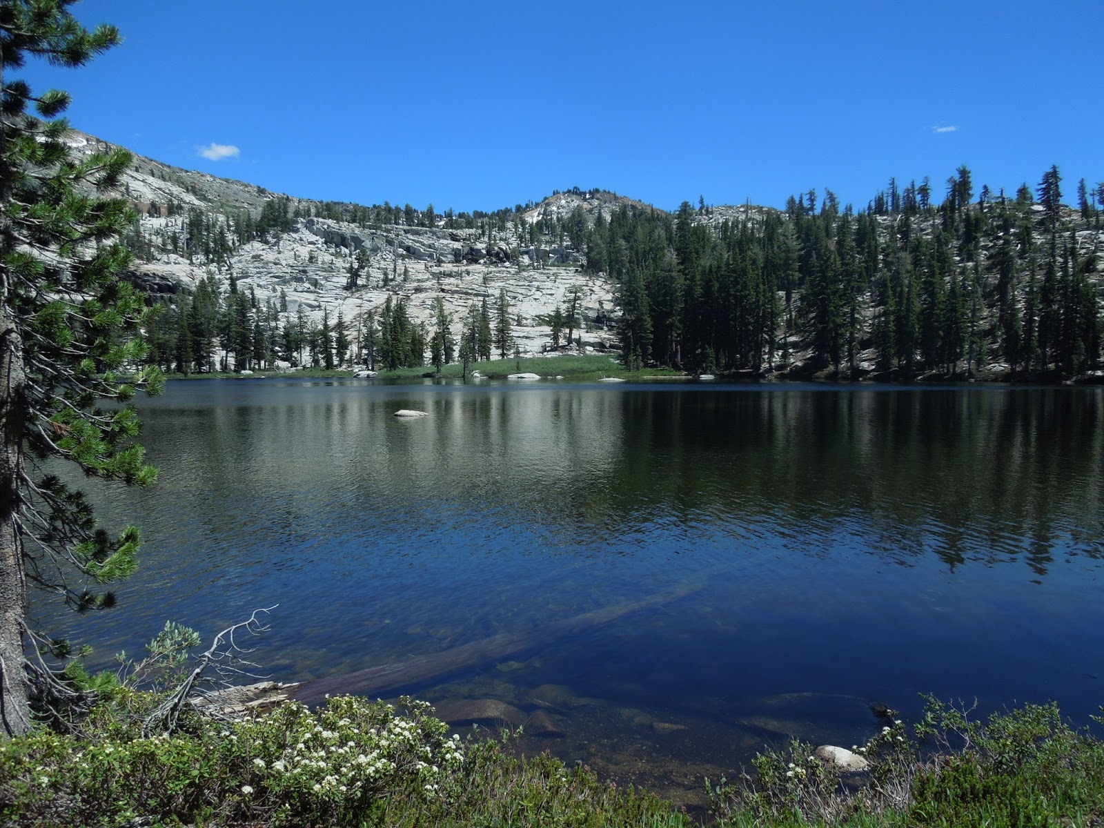 Peachy Hiker: Lawrence Lake in Desolation Wilderness