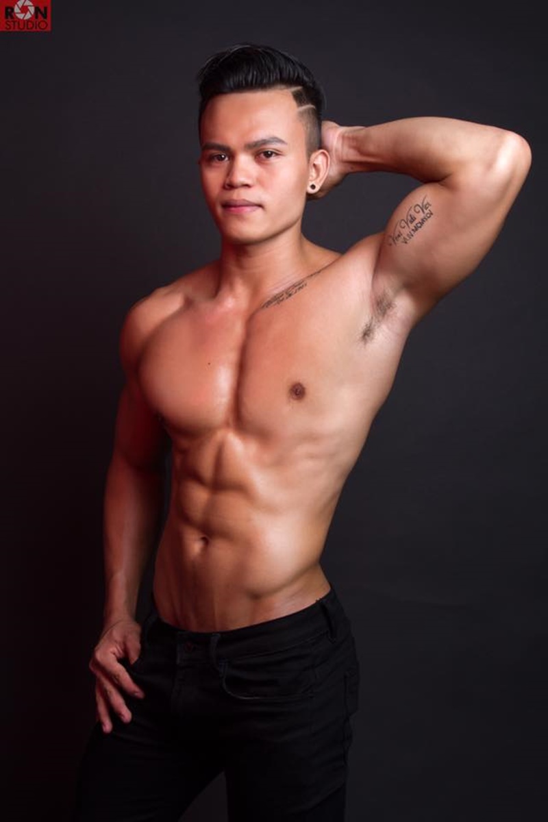 Vietnamese male model Lý Hồng.