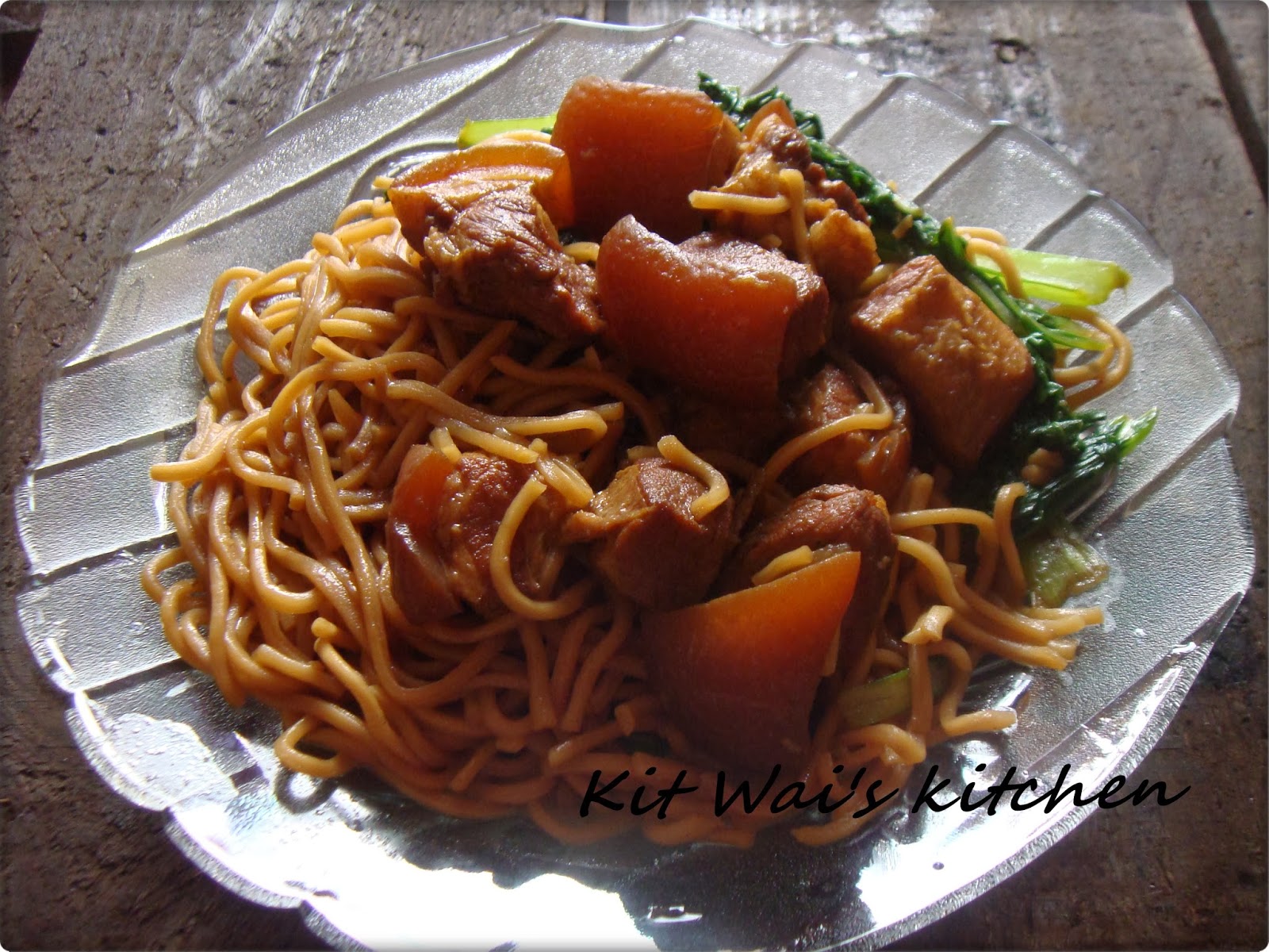 Kit Wai's kitchen : 五香卤肉焖伊面 ~ Braised Yee Mee with Five Spice Pork Belly