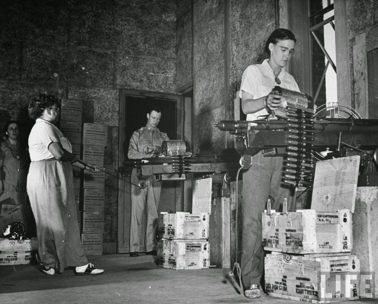 Pictures of Women Testing New Machine Guns at the Aberdeen Proving ...