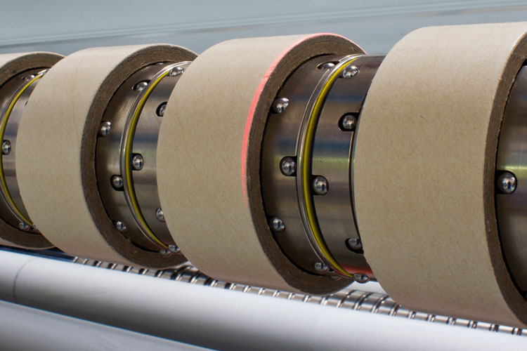 Slitter core alignment using lasers