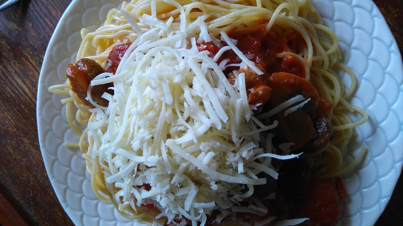 ΝΟΣΤΙΜΑ ΣΠΙΤΙΚΑ ΦΑΓΗΤΑ ΚΑΙ ΓΛΥΚΑ: ΣΠΑΓΓΕΤΙ ΜΕ ΛΟΥΚΑΝΙΚΑ ΚΑΙ ΜΑΝΙΤΑΡΙΑ